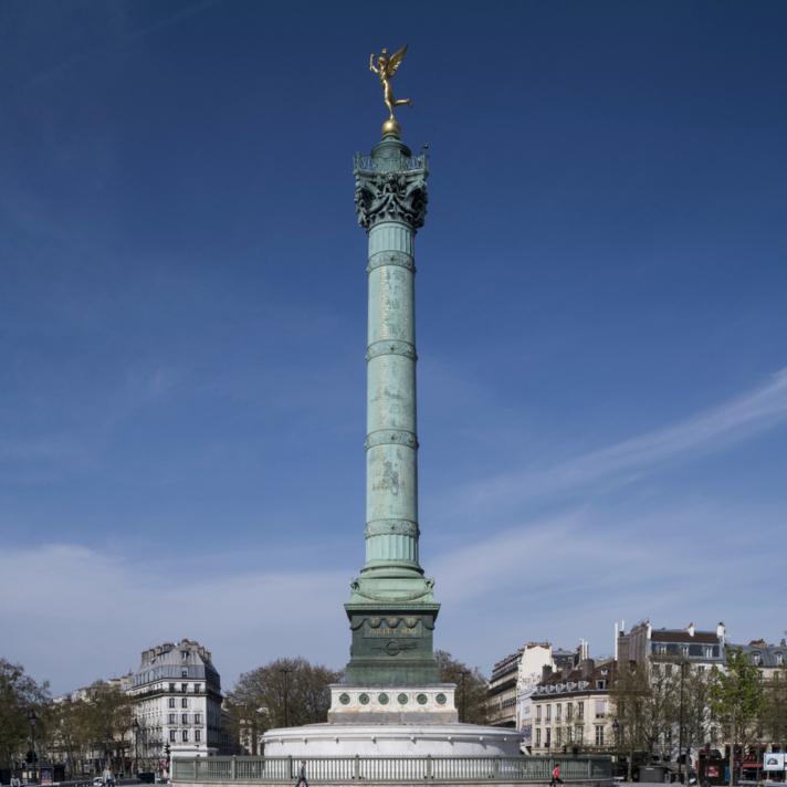 Une colonne chargée de symboles